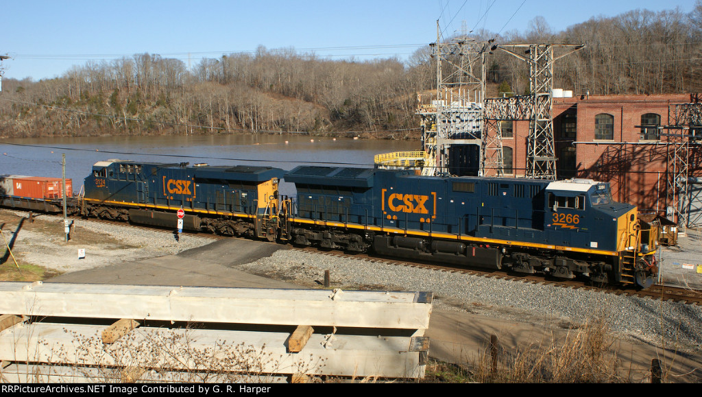 Q13004 under perfect sun passes the Reusens Dam